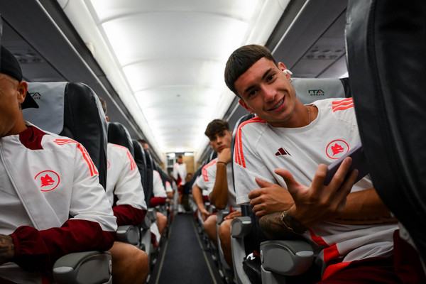 Instagram, Soulé presenta l'away kit della Roma: "Fiero di indossare ...