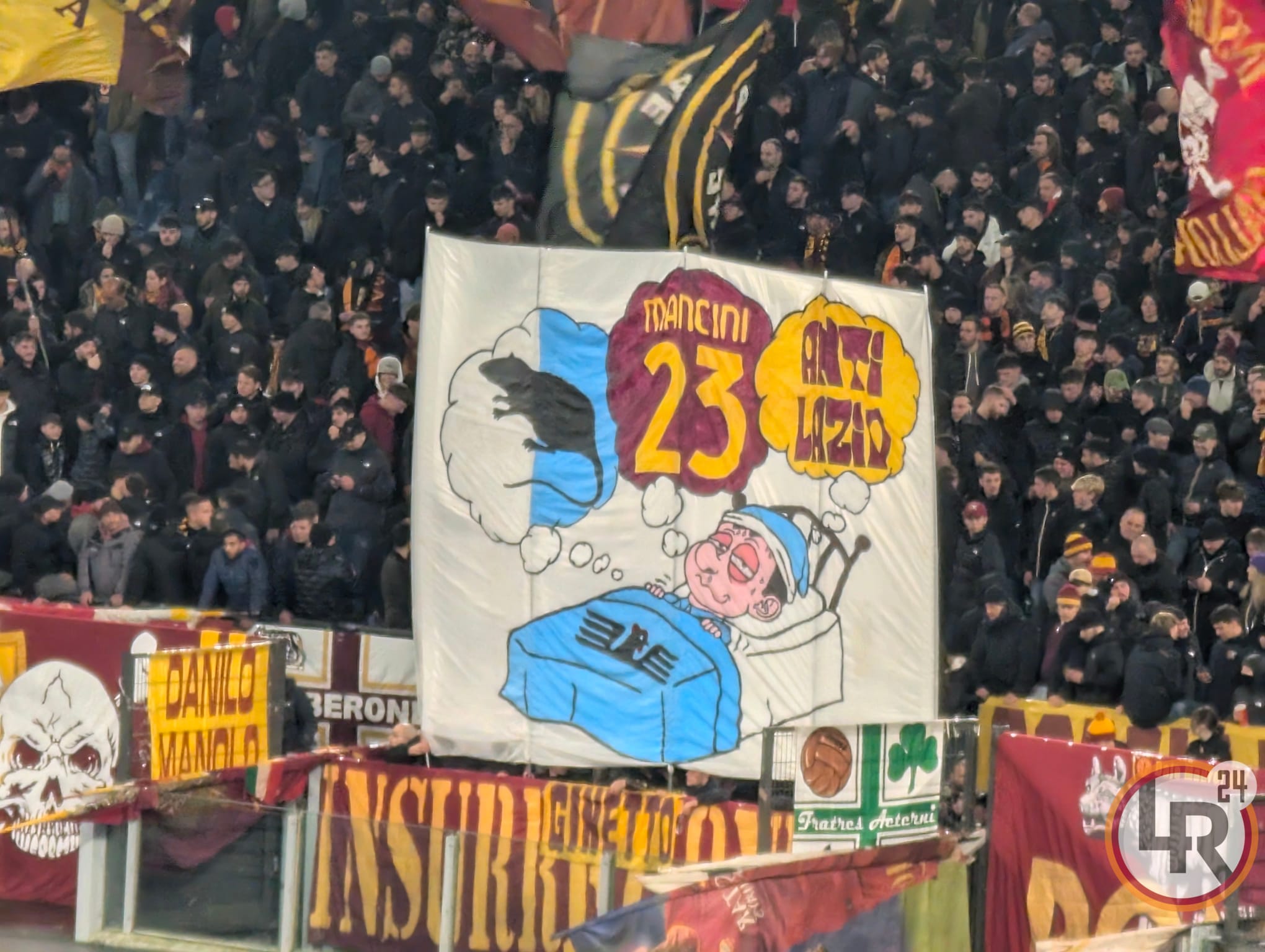 FOTO - Derby: sfottò e striscioni all'Olimpico. Dal 23 di Mancini a ...